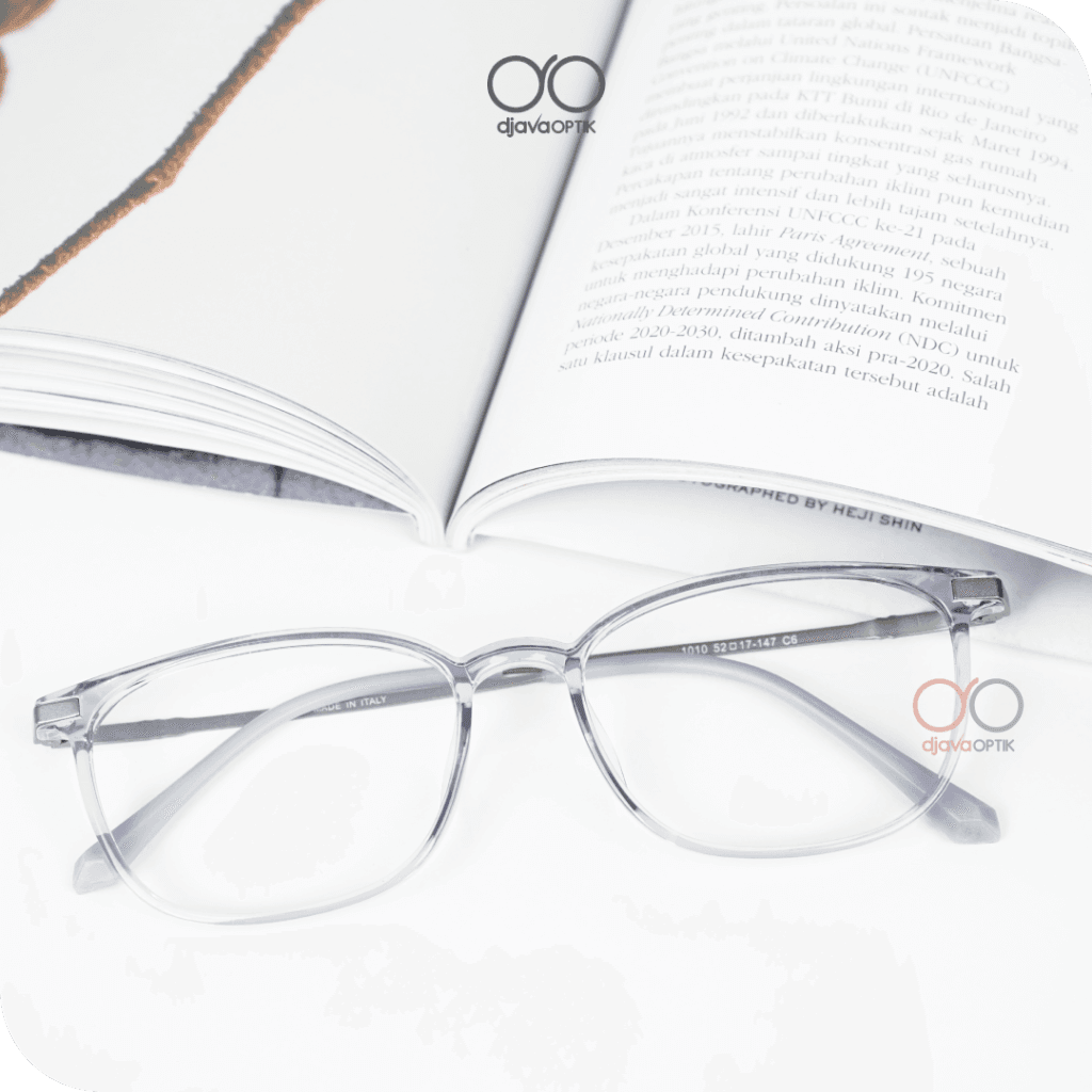 Gunakan Kacamata Kotak Untuk Tampilan Klasik dan Ikonik!